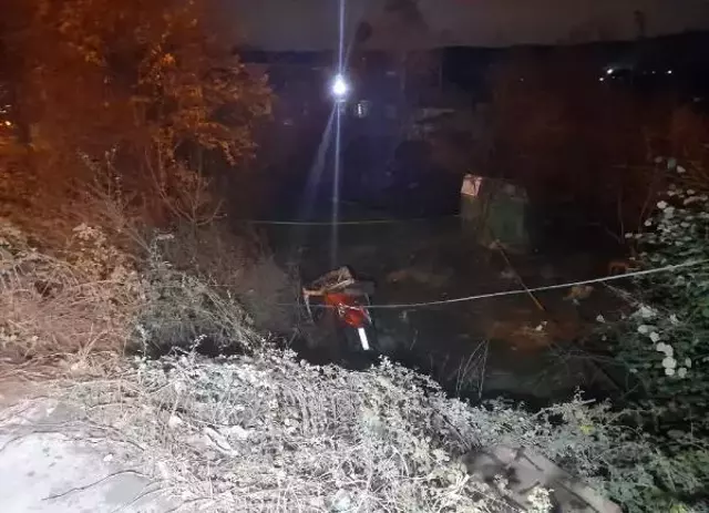 Ağaçlık alana uçan araçta yangın çıktı: 1'i polis, 2 kişi hayatını ...