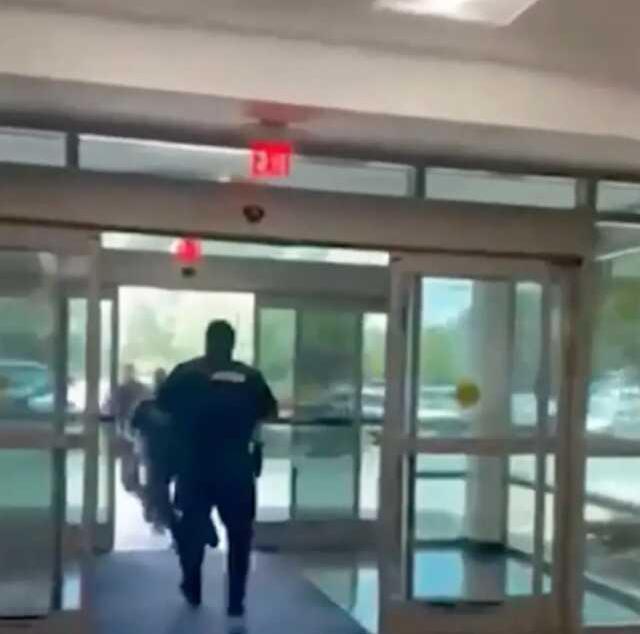 Amerika'nın en iyi cerrahı Benjamin Mauck, klinikte bekleyen bir hasta ...