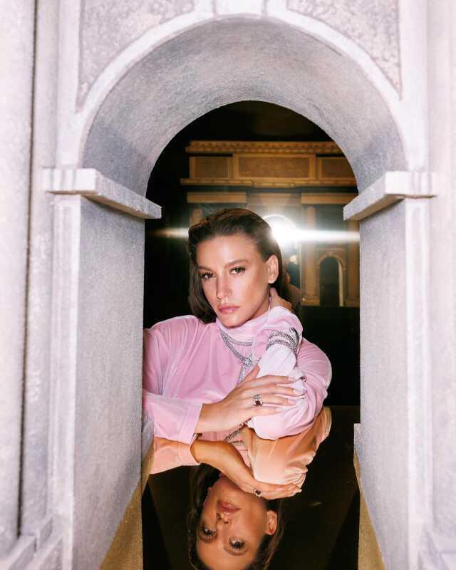 Serenay Sarıkaya'dan Mert Demir itirafı: Şarkıda vokal yapan bendim ... Serenay Sarıkaya'dan Mert Demir itirafı: Şarkıda vokal yapan bendim ...