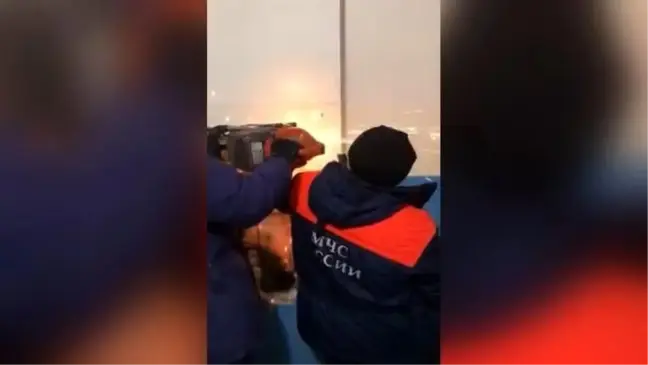 10'uncu kattan havalandırma boşluğuna düşerek sıkıştı, böyle kurtarıldı ...