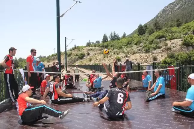 Tarihi Varda Köprüsü'nde Paravolley Gösterisi - Haberler