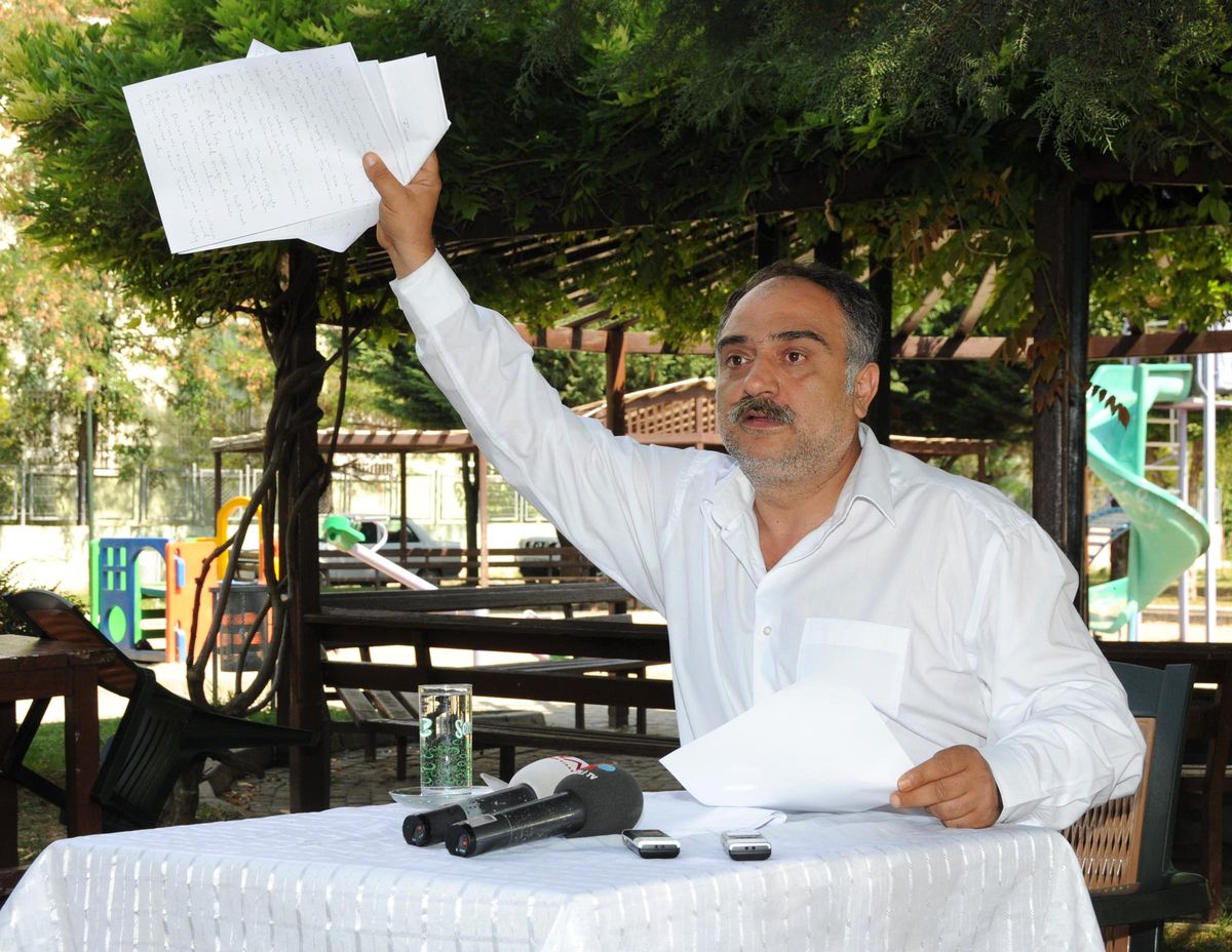 Sanatçı Mehmet Çevik, Nejat Birecik'i Suçlayıp Kocaeli Şehir Tiyatrosu ...