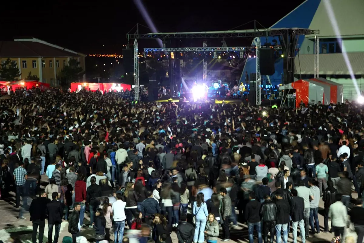 Üniversiteliler Emre Aydın ve Gökçe ile Coştu - Haberler