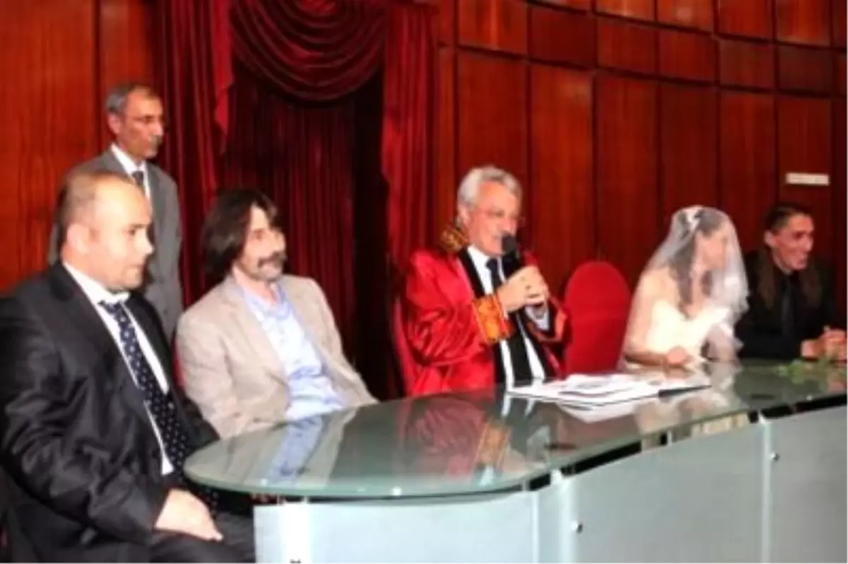 Behzat Ç.'nin 'Akbaba'sı Berkan Şal Evlendi - Haberler Behzat Ç.'nin 'Akbaba'sı Berkan Şal Evlendi - Haberler