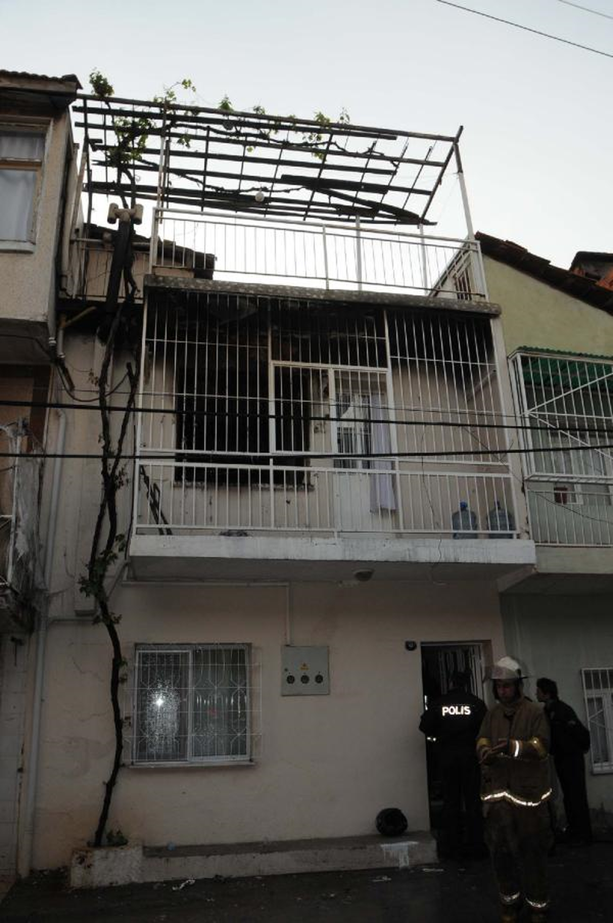 Yangın Çıkan Evde Kanlı Bıçak - Haberler