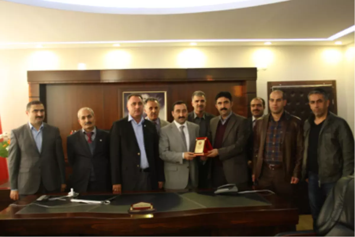 Memur-Sen İş Kollarından Milli Eğitim Müdürüne Plaket - Haberler Memur-Sen İş Kollarından Milli Eğitim Müdürüne Plaket - Haberler