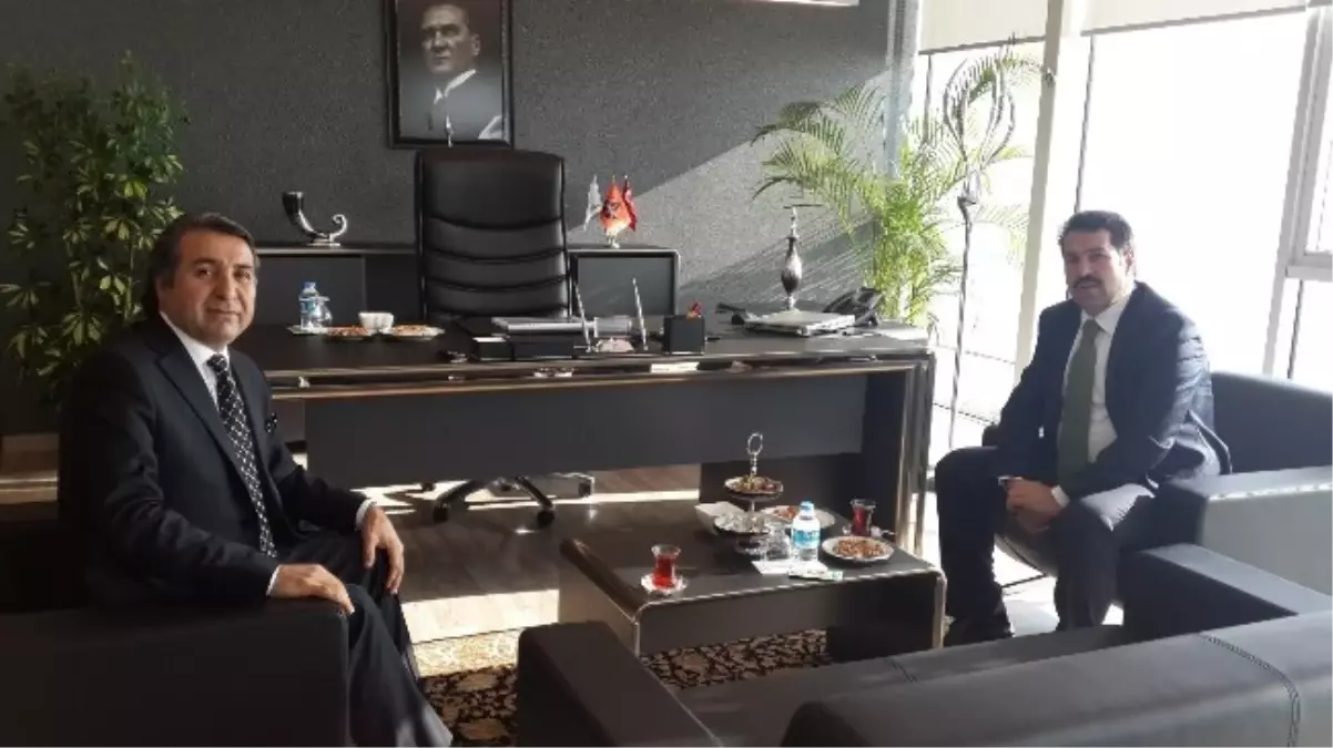 Başkan Yaman Karayolları Bölge Müdürü İsmail Kartal'ı Ziyaret Etti ... Başkan Yaman Karayolları Bölge Müdürü İsmail Kartal'ı Ziyaret Etti ...
