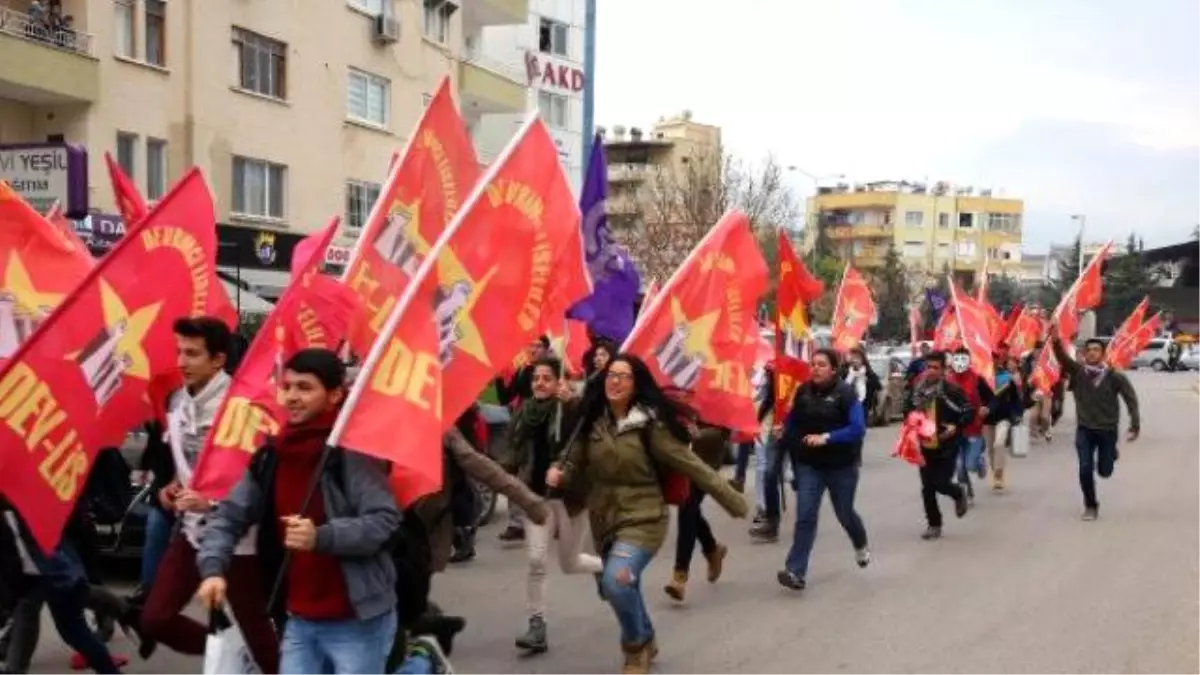 Dev-Lis Üyeleri Milli Eğitim Şurasında Alınan Kararları Protesto Ettı ... Dev-Lis Üyeleri Milli Eğitim Şurasında Alınan Kararları Protesto Ettı ...