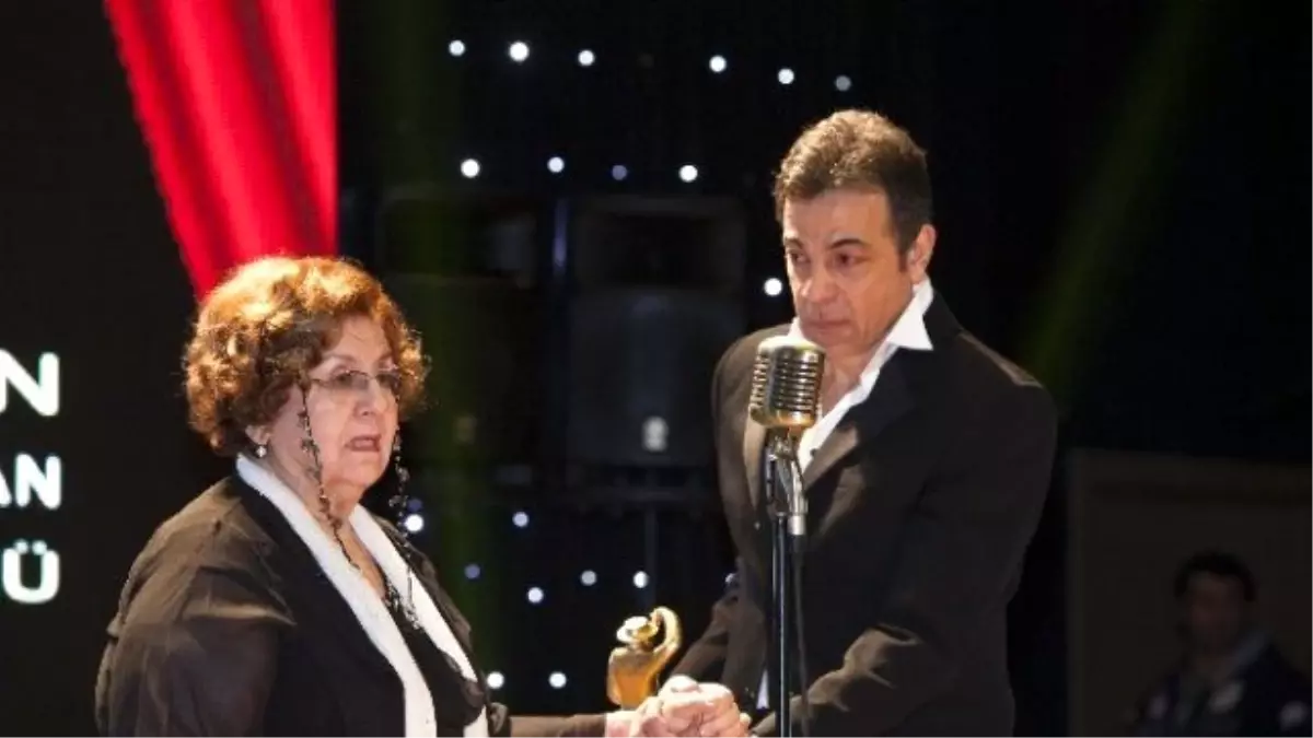 Kerem Alışık, "Çolpan İlhan Ödülü"Nü Gözyaşlarıyla Verdi - Haberler