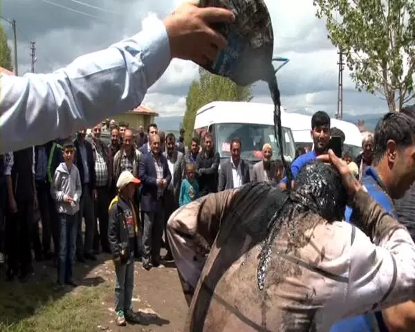 Çamurlu Su ve Motor Yağlı Düğün Eğlencesi - Haberler