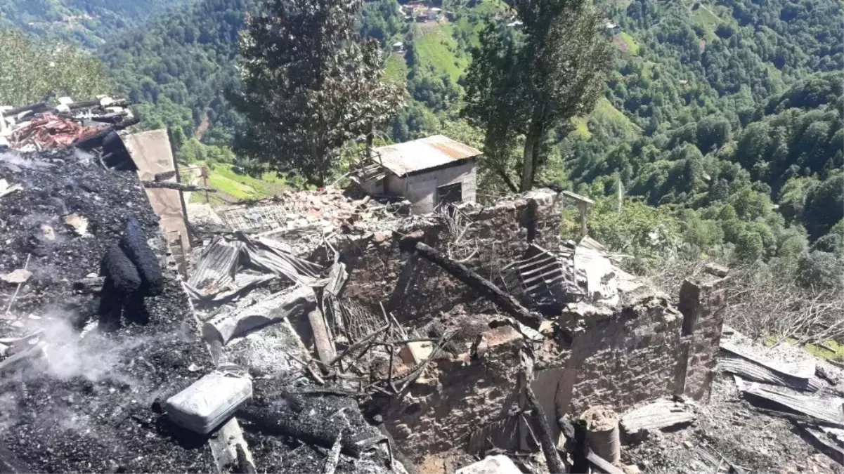 Rize Çayeli'ndeki Yangında 150 Yıllık Tarihi 3 Ev Kül Oldu - Haberler
