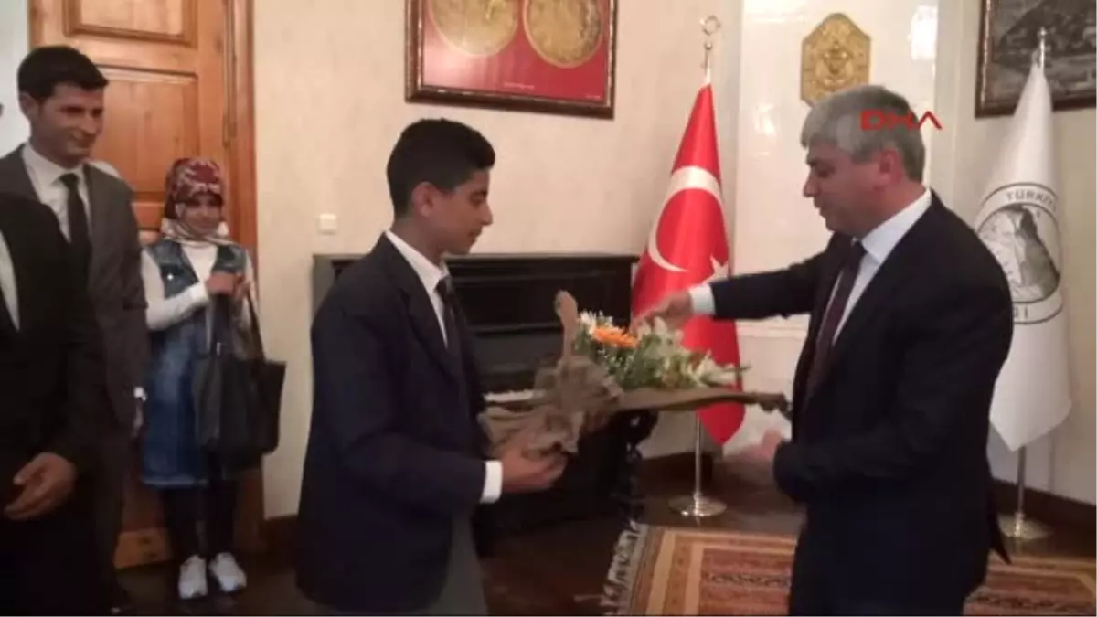 Kars Abdullah'a Vali Doğan Bilgisayar Aldı - Haberler