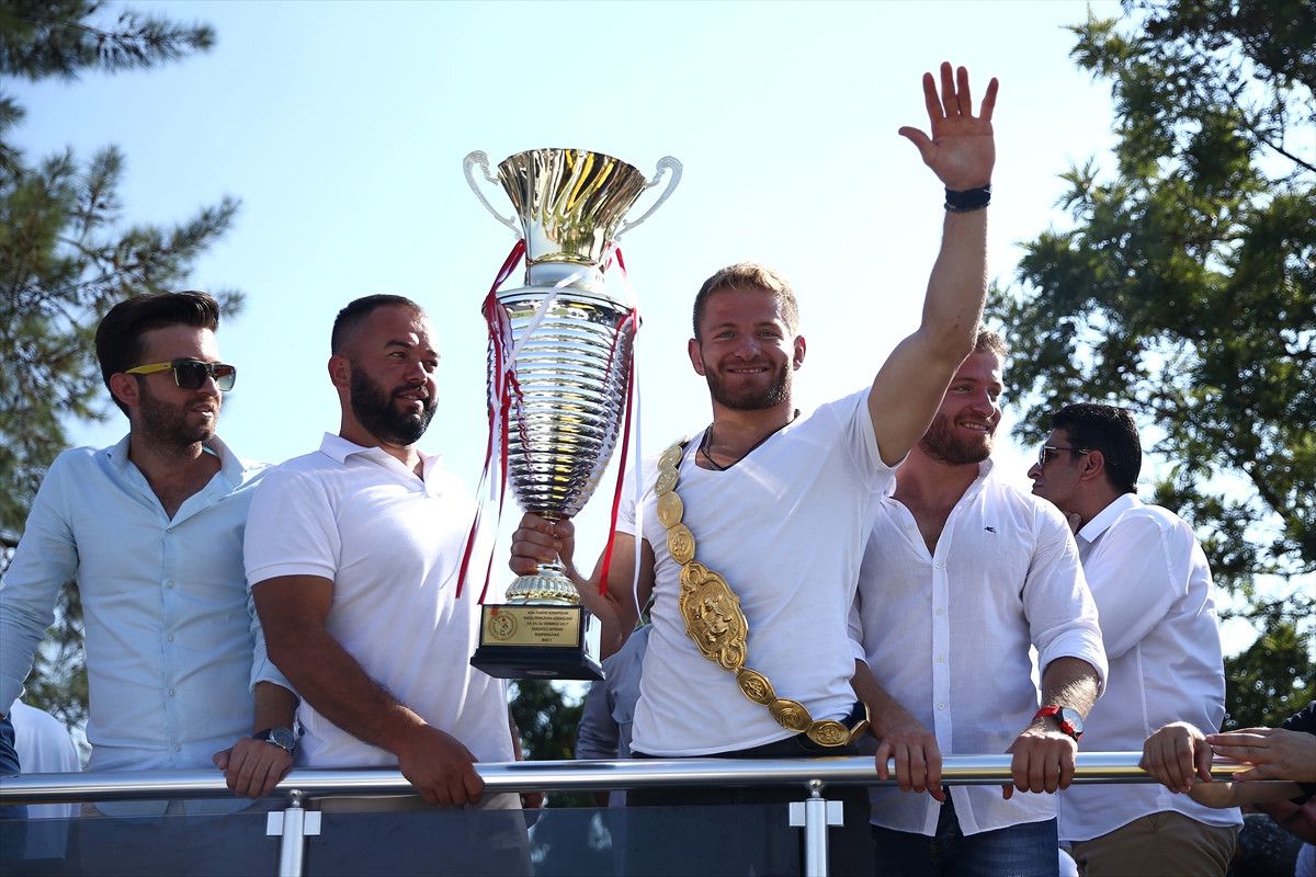 Başpehlivan İsmail Balaban, Memleketi Antalya'da Coşkuyla Karşılandı ...
