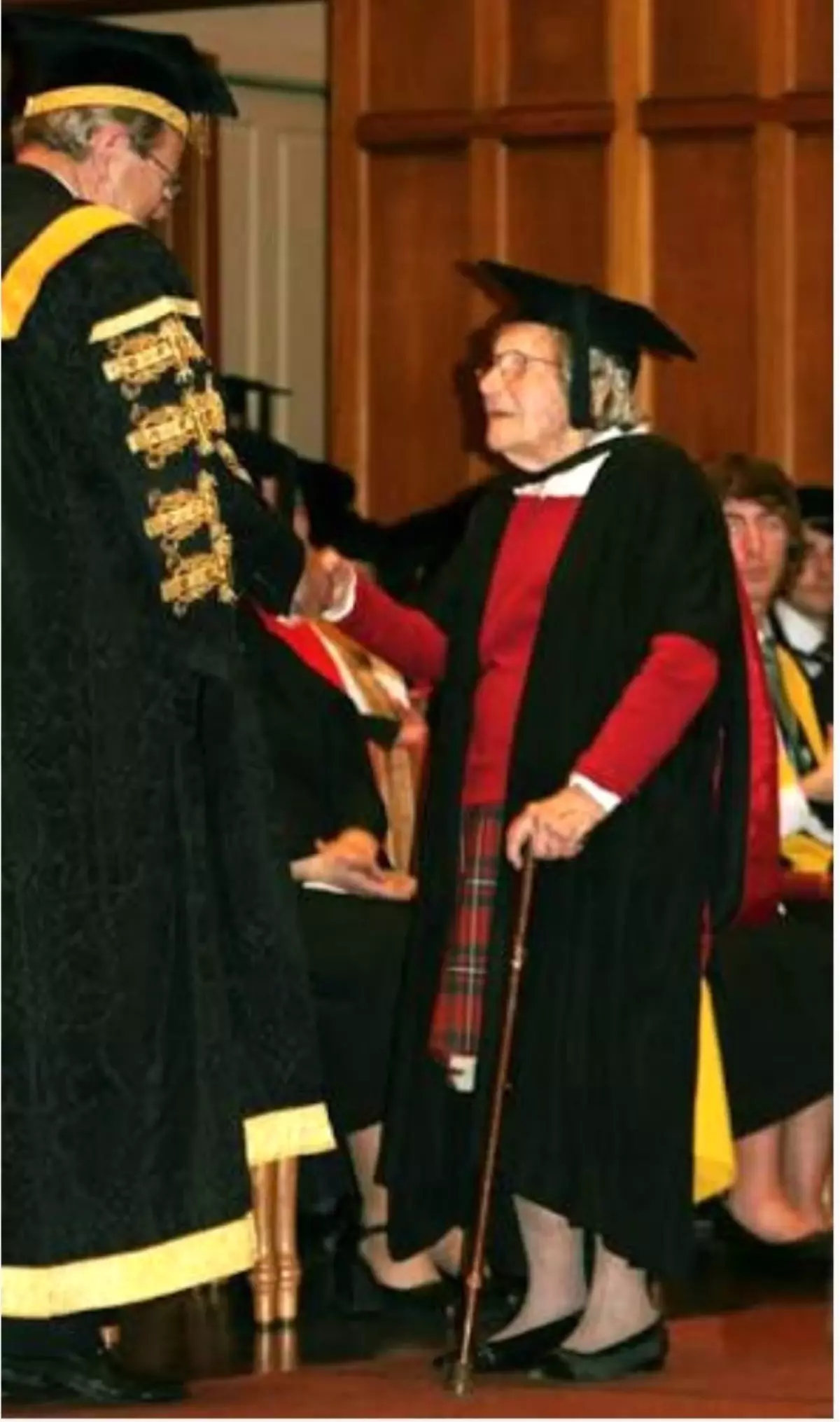 Yüksek Lisans Yapan Büyük Anne Guinness Rekoru Kırdı - Haberler