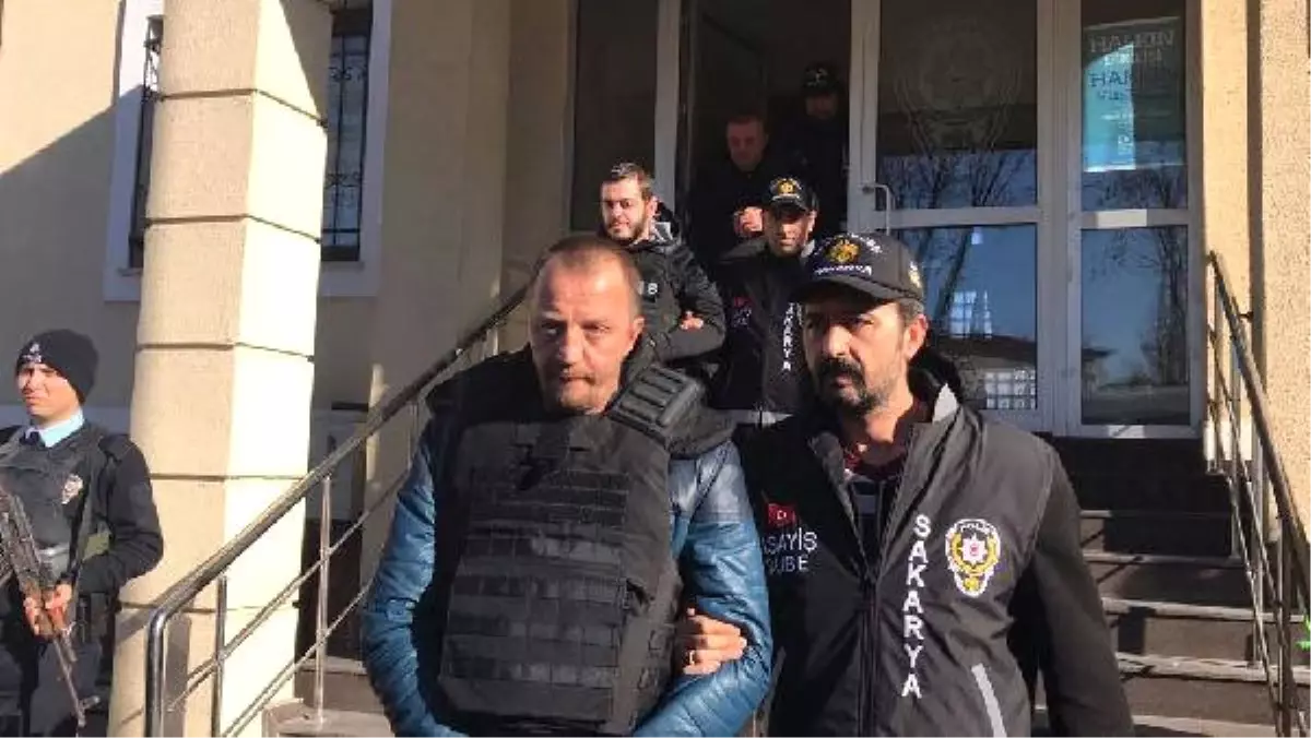 Polisten Kaçan Otomobilde 1 Kalaşnikof ile 2 Tabanca Bulundu - Haberler