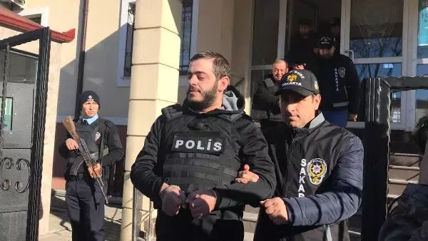 Polisten Kaçan Otomobilde 1 Kalaşnikof ile 2 Tabanca Bulundu - Haberler