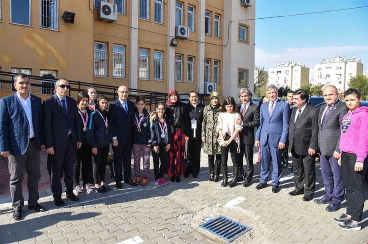 Vali Demirtaş, "Masallarıma Kar Yağıyor" Adlı Tiyatro Oyununu İzledi ...
