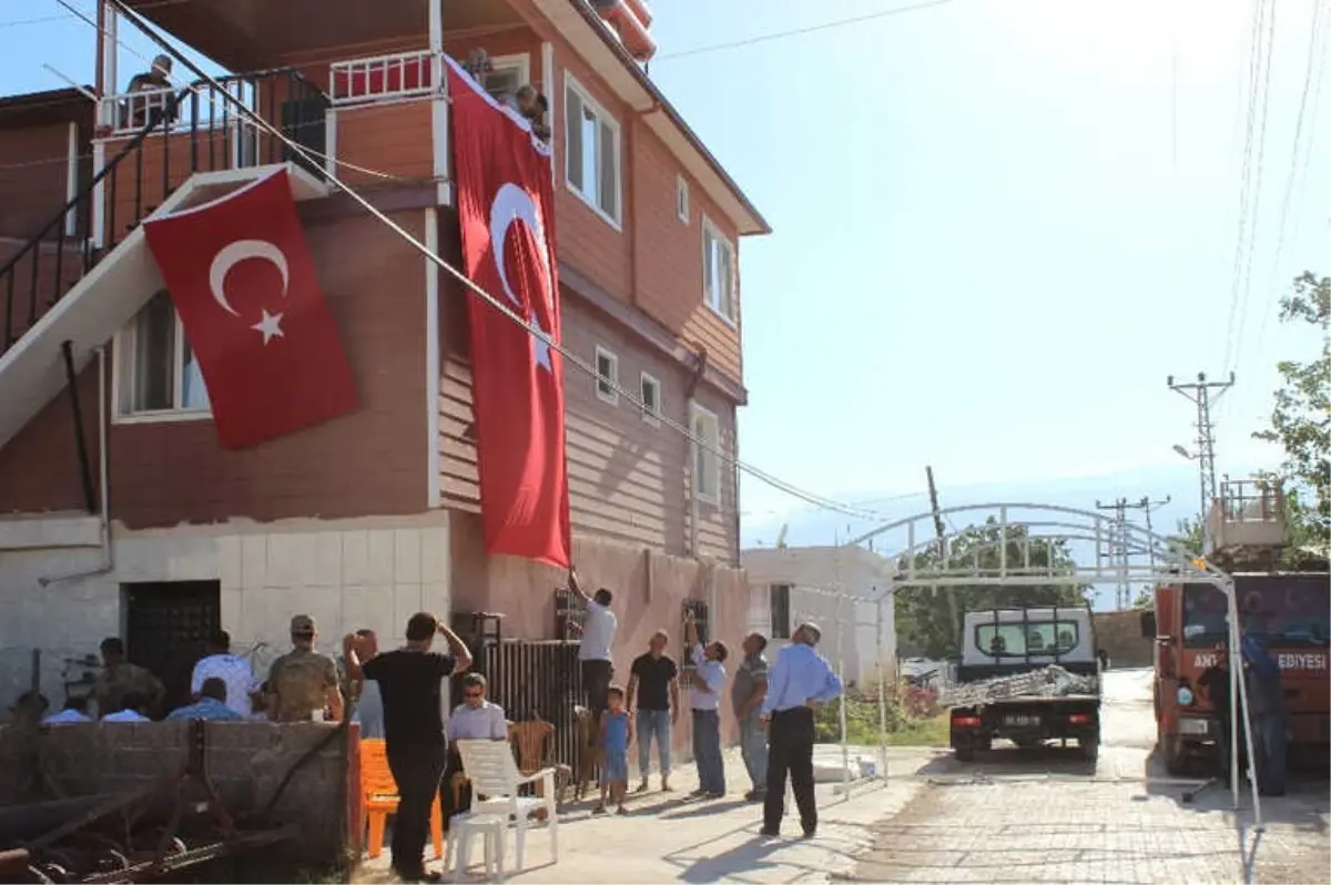 Hataylı Şehidin Baba Evine Türk Bayrağı Asıldı - Haberler Hataylı Şehidin Baba Evine Türk Bayrağı Asıldı - Haberler