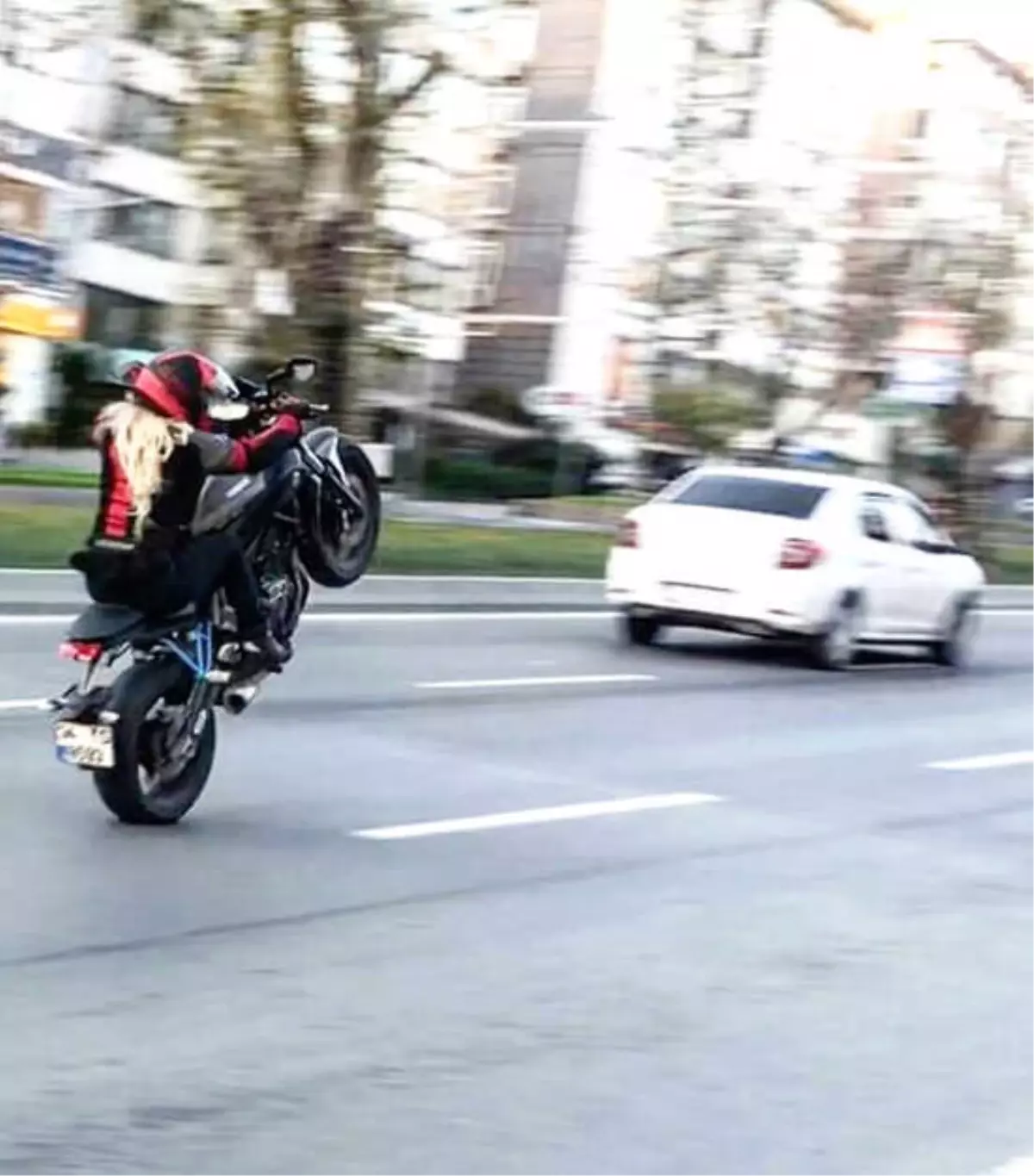 İstanbul'da Kadın Motosiklet Sürücüsünün Tek Teker Terörü Kamerada ... İstanbul'da Kadın Motosiklet Sürücüsünün Tek Teker Terörü Kamerada ...