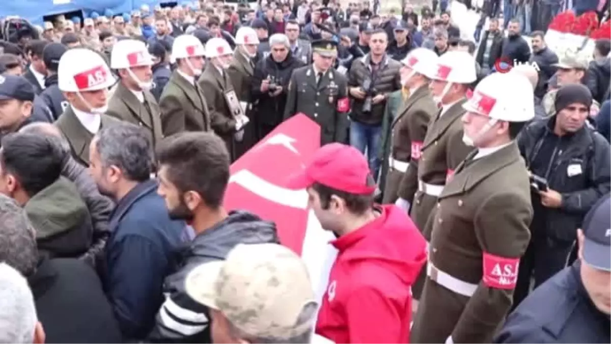 Şehit Oğlunu Asker Selamı ile Son Yolculuğuna Uğurladı - Haberler