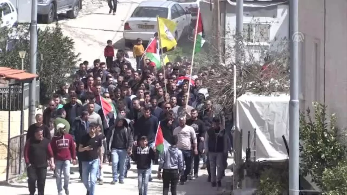 İsrail'in Batı Şeria'da Şehit Ettiği Filistinli Genç Toprağa Verildi ... İsrail'in Batı Şeria'da Şehit Ettiği Filistinli Genç Toprağa Verildi ...