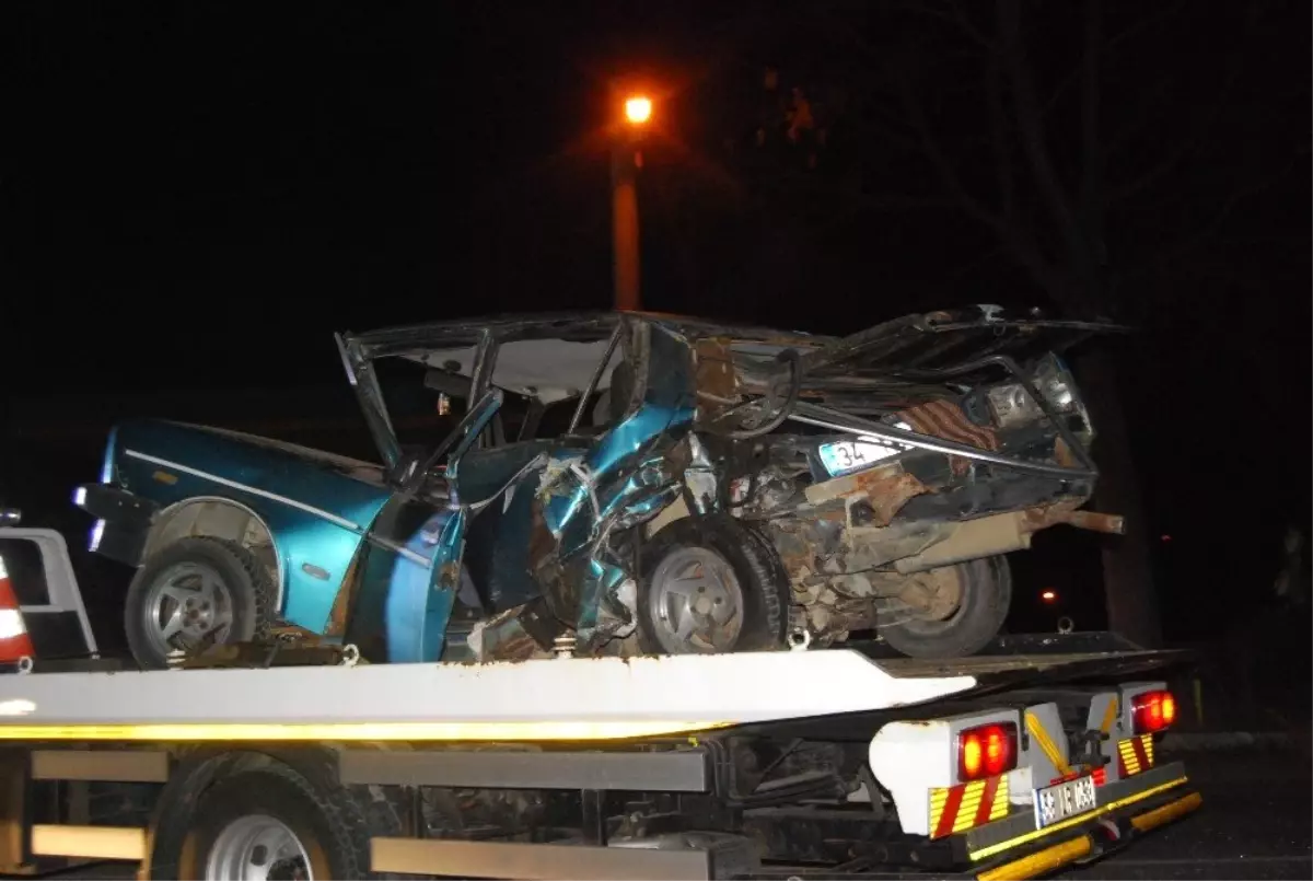 Yakıtı Biten Araçlarını İten Baba ve Oğluna Seyir Halindeki Başka Bir ...