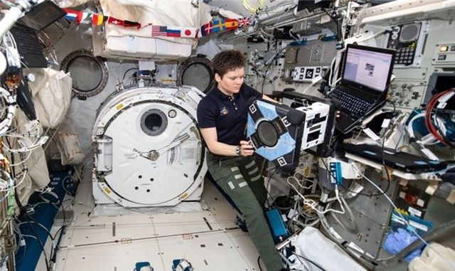Nasa, Iss'deki Astrobee Robotu Bumble'ın İlk Fotoğrafını Paylaştı ...