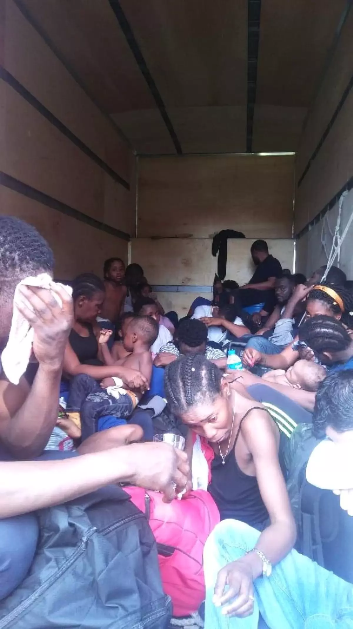 Kamyon Kasasındaki Kaçak Göçmenler Bitkin Halde Bulundu - Haberler