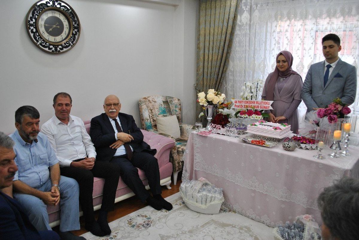 Eski bakan genç çiftin söz yüzüklerini taktı - Haberler