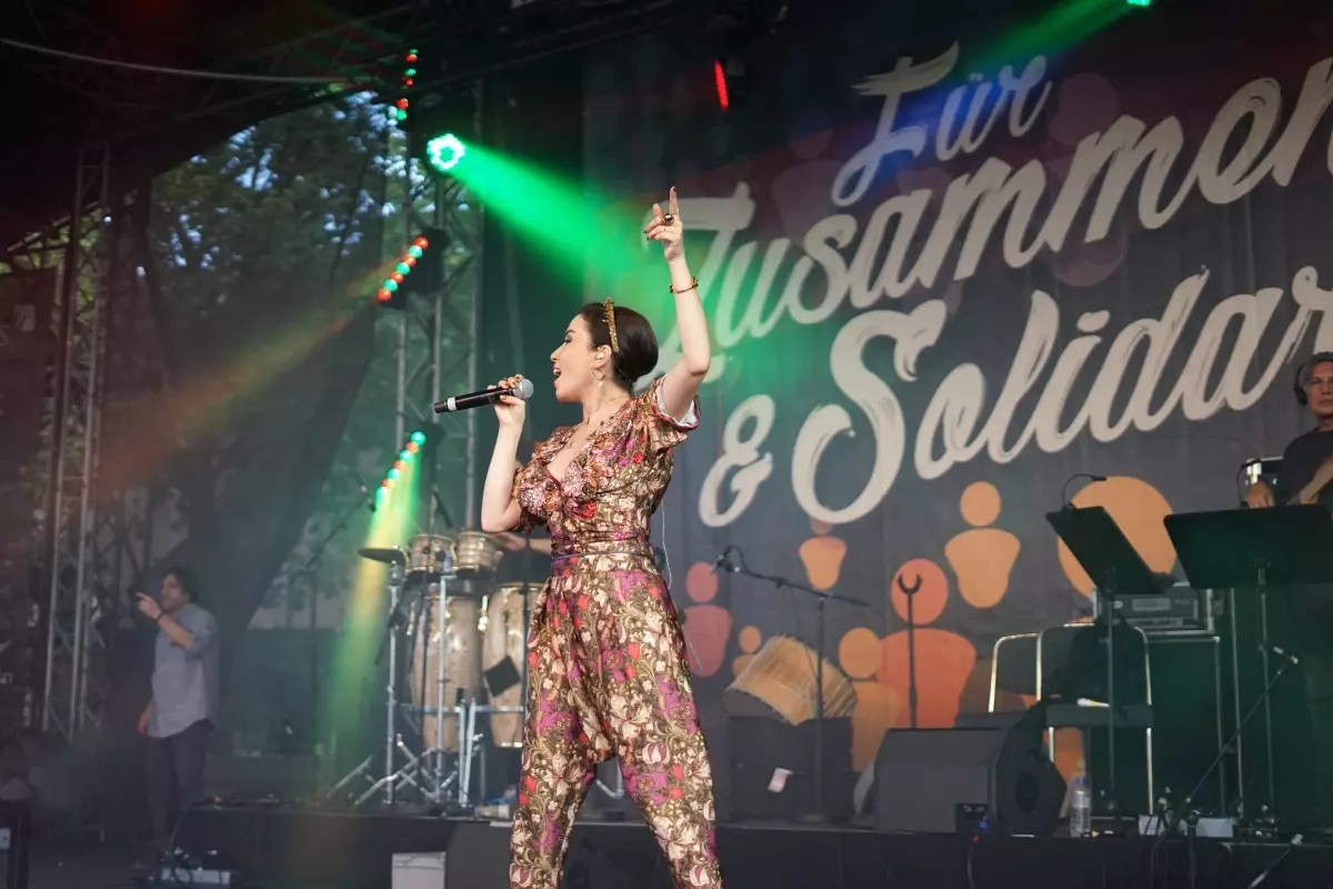 Burcu Güneş'ten Almanya'da dev konser - Haberler