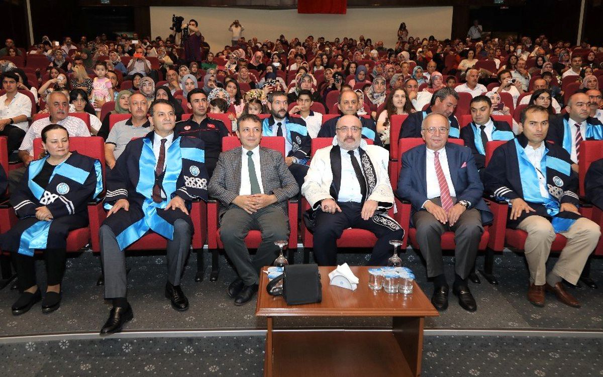 KAYÜ Mustafa Çıkrıkçıoğlu Meslek Yüksekokulu Yeni Mezunlarını verdi ...