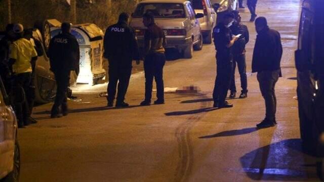 Ankara'da kavga eden kalabalığın arasına dalan kardeş, ağabeyini aracın ...