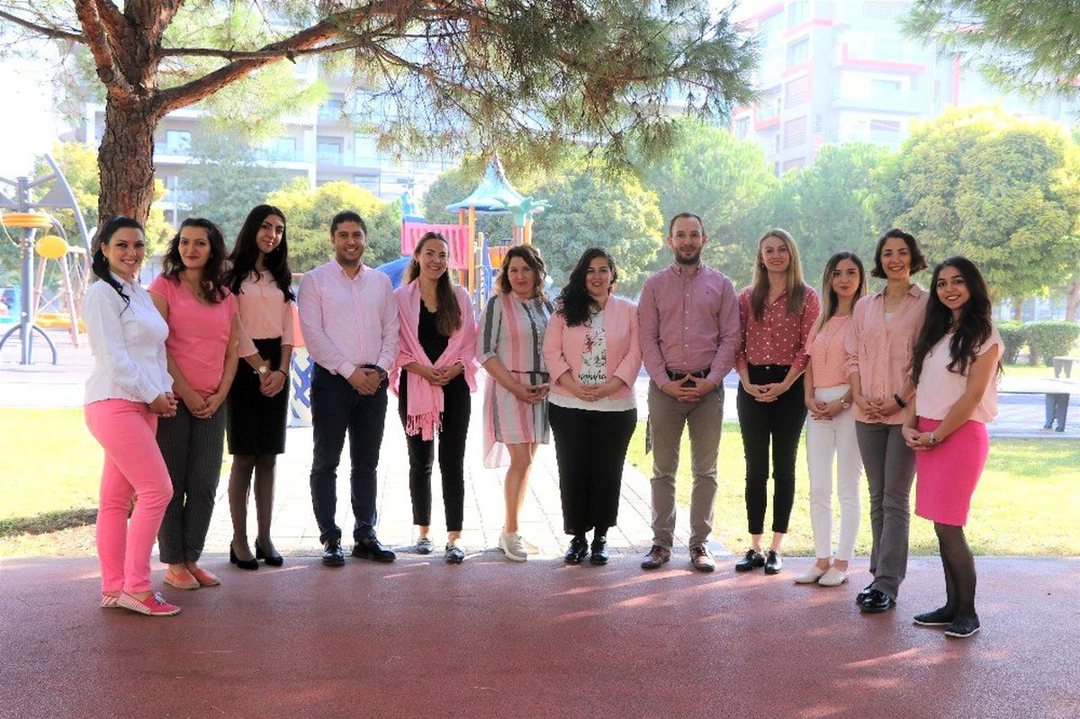 Meme kanseri duyarlılığı için pankart asıp pembe giyindiler - Haberler