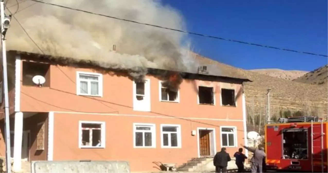 Bayburt'ta bir evde çıkan yangında 3 kişi yanarak can verdi - Haberler