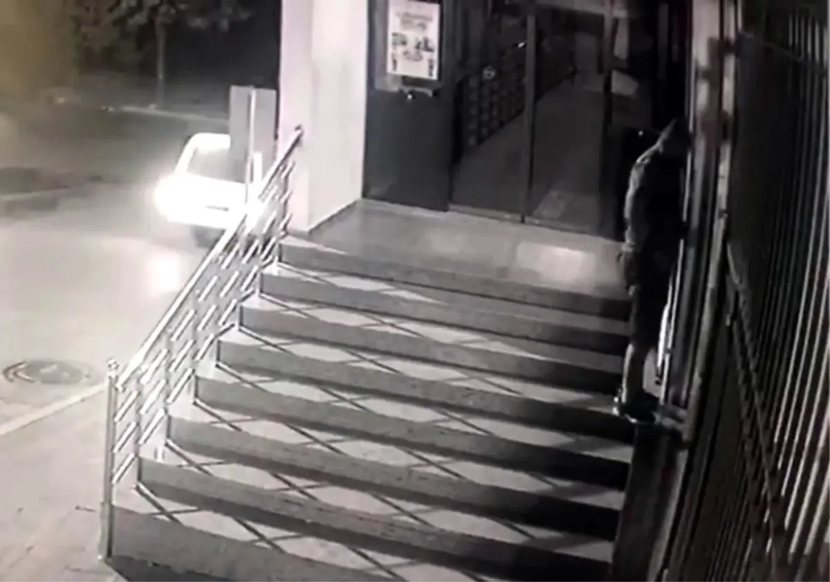 Camiye "örümcek adam" gibi tırmanıp sadaka kutusunu boşalttı - Haberler