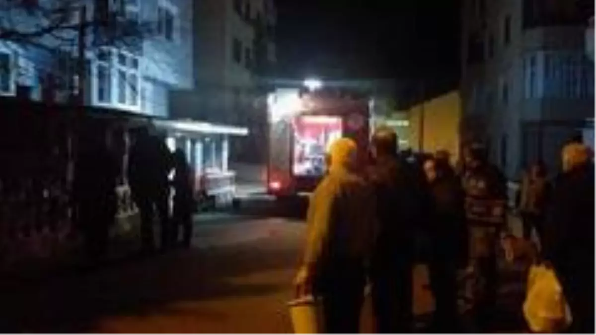 Gece yarısı evde çıkan yangın mahalleyi sokağa döktü - Haberler Gece yarısı evde çıkan yangın mahalleyi sokağa döktü - Haberler