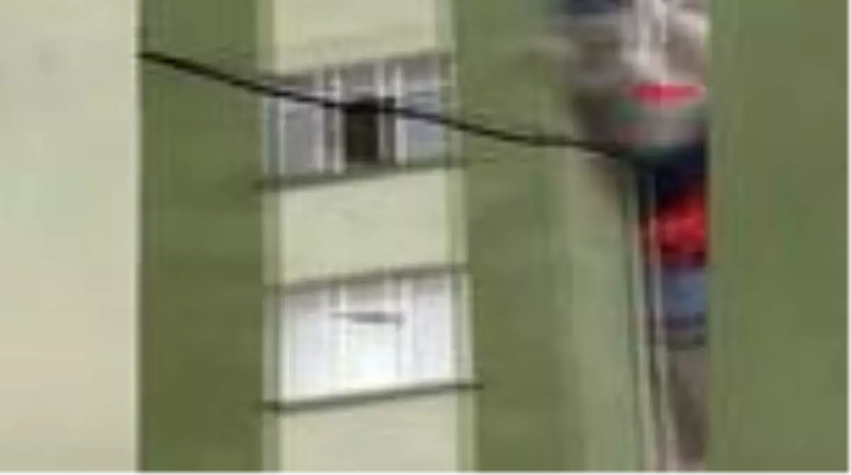 Yangın çıkan binada mahsur kalan anne ve 2 çocuğunu itfaiyeciler ... Yangın çıkan binada mahsur kalan anne ve 2 çocuğunu itfaiyeciler ...