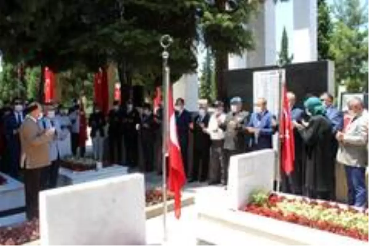 Şehitliği ziyaret eden Vali Atik, şehit aileleriyle yakından ilgilendi ...