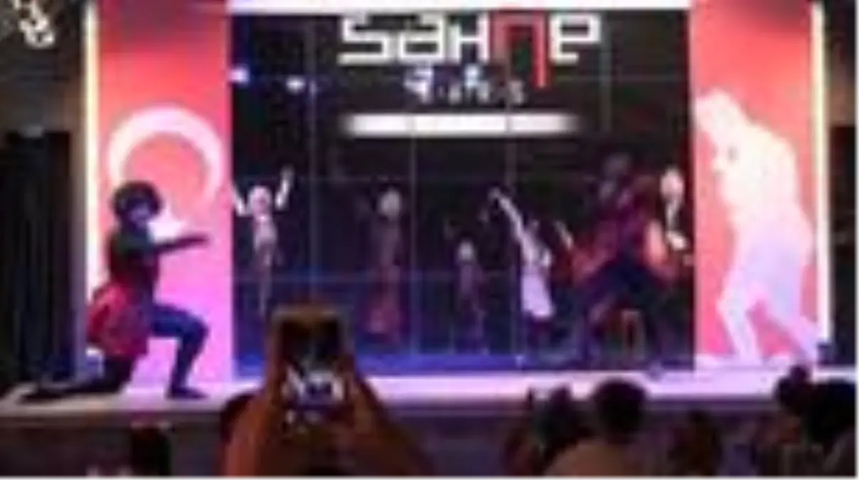 Son dakika... Kafkas Halk Oyunları serhat şehrindeki gösteri merkezinde ...