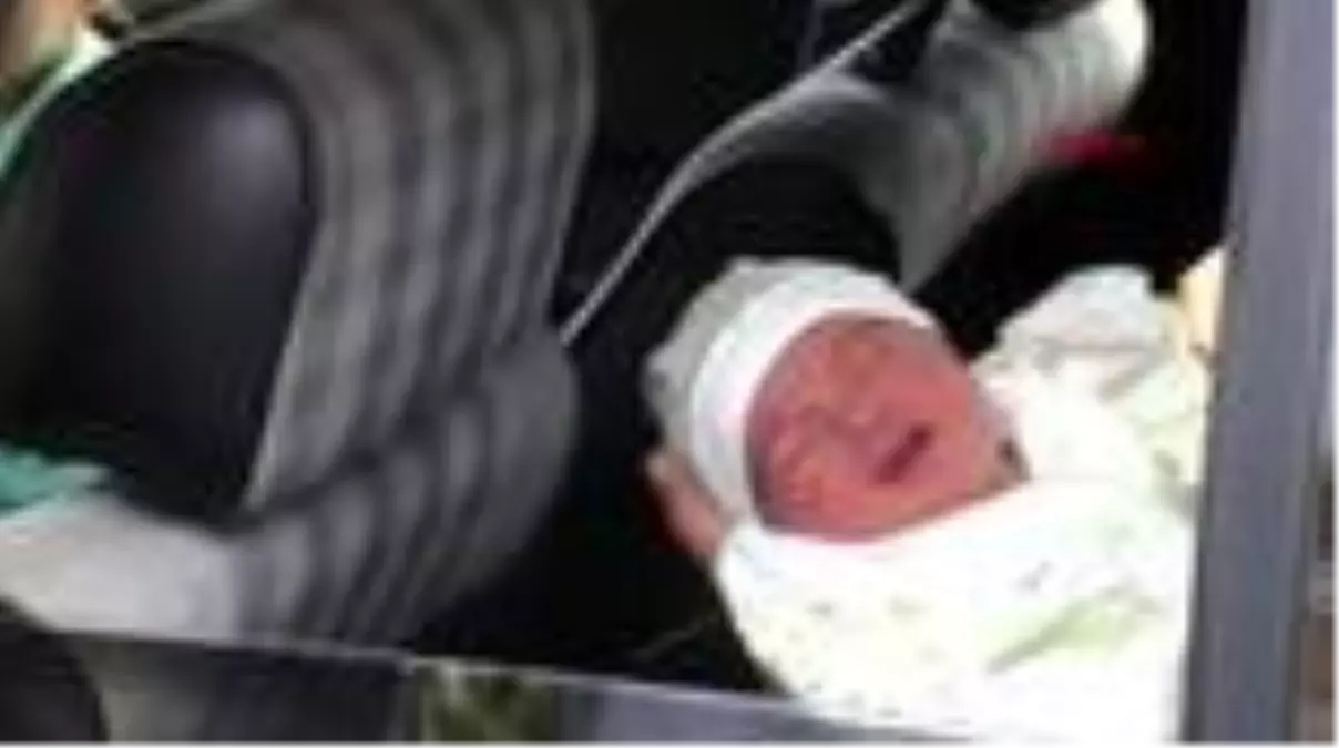 Polis memuru yolda doğum yaptırdığı kadın ve bebeğiyle bir araya geldi ...