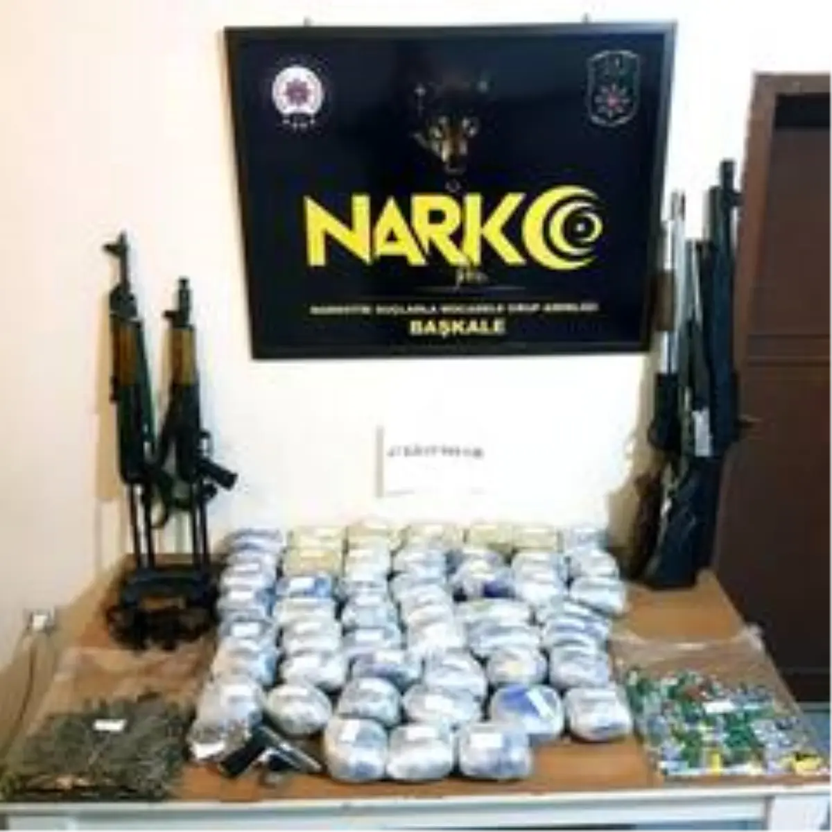 Başkale'de 47 kilo 944 gram afyon sakızı ile 2 adet AK-47 Kalaşnikof ...