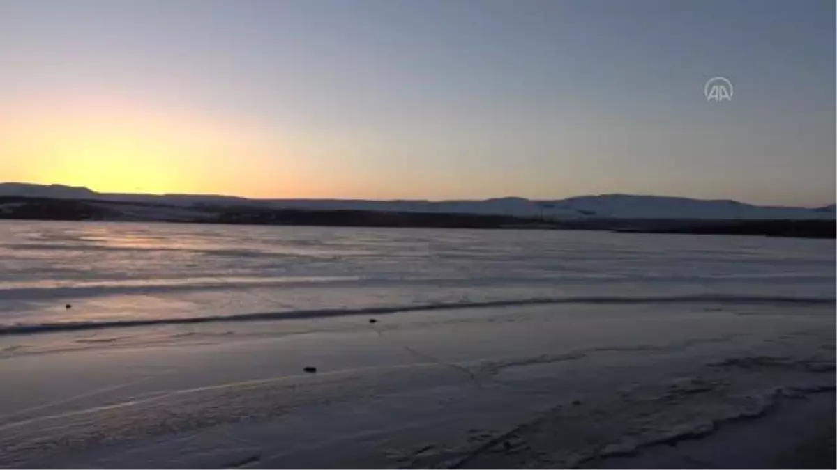 Yüzeyi buz tutan baraj, gün batımı manzarasıyla büyülüyor - Haberler
