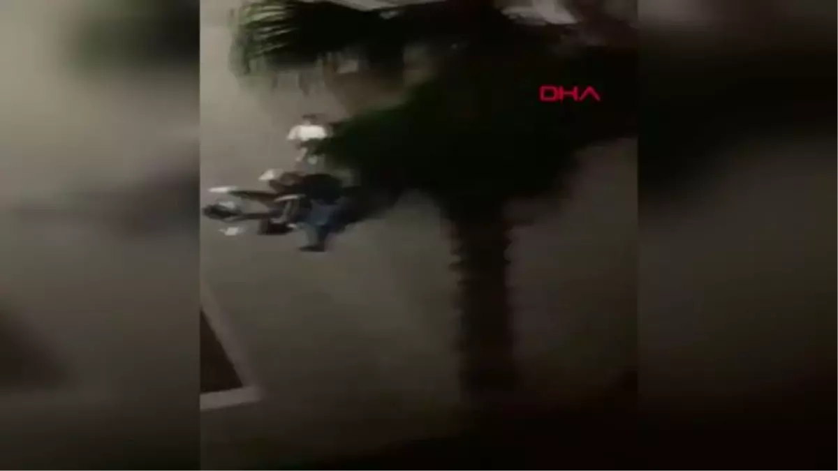 Eski eşini, kızının gözü önünde sokak ortasında dövdü; Bakan Gül ... Eski eşini, kızının gözü önünde sokak ortasında dövdü; Bakan Gül ...