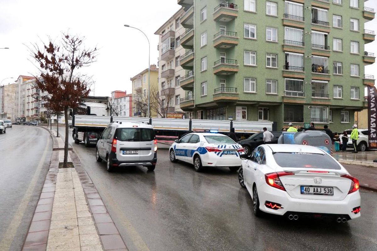 Tırı park etmek isterken park halindeki otomobile çarptı - Haberler