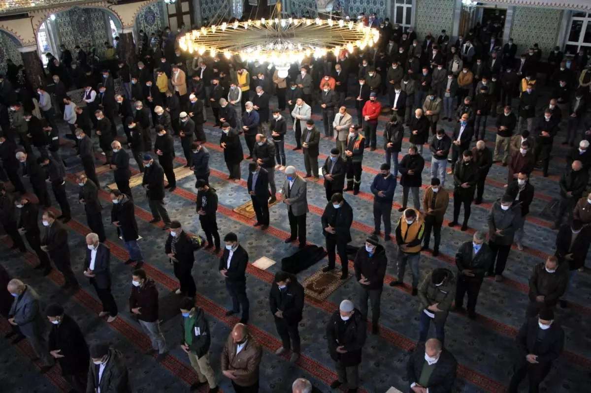 15 aydır kapalı olan cami, cuma namazıyla açıldı - Haberler