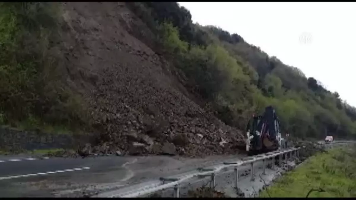 Zonguldak-İstanbul kara yolunda heyelan nedeniyle ulaşım aksadı - Haberler Zonguldak-İstanbul kara yolunda heyelan nedeniyle ulaşım aksadı - Haberler