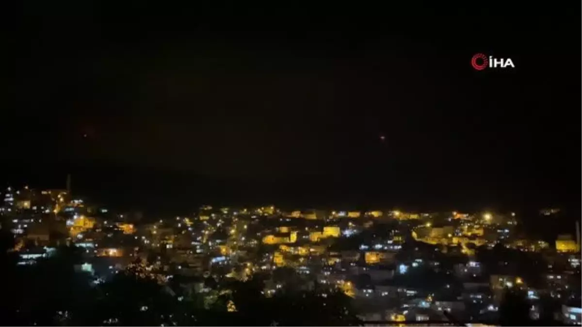 Hatay'da şimşekler rüzgar gülleri ile kartpostallık manzara oluşturdu ...