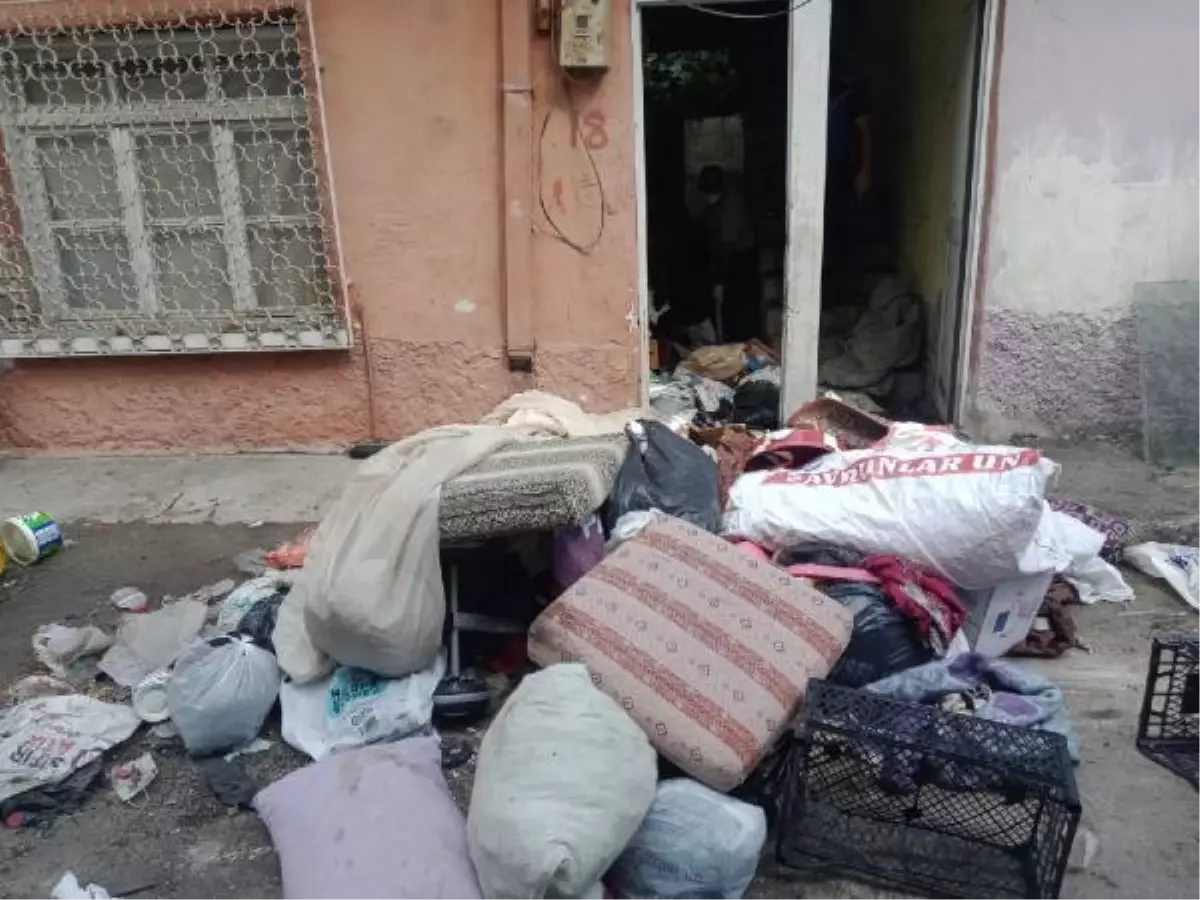 Adana'da evden 9 kamyonet dolusu çöp çıkarıldı - Haberler Adana'da evden 9 kamyonet dolusu çöp çıkarıldı - Haberler
