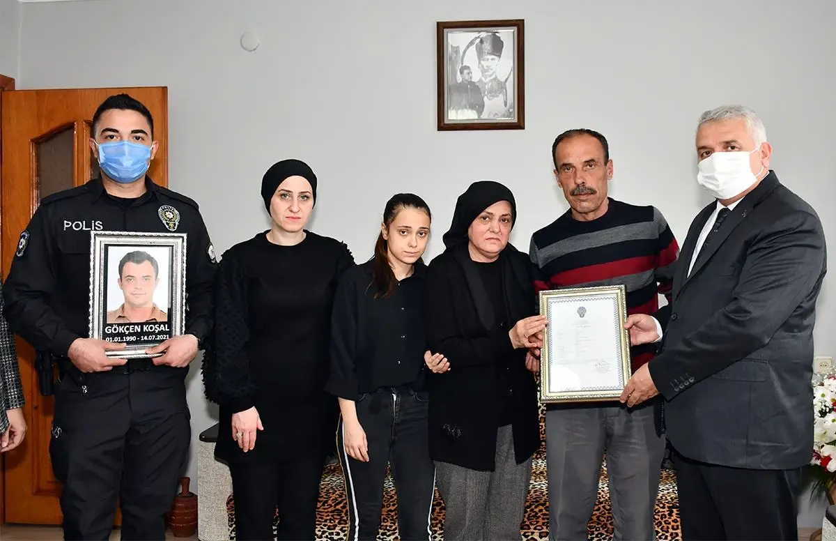 Vali Aziz Yıldırım şehit ailesine Vali Aziz Yıldırım şehit ailesine