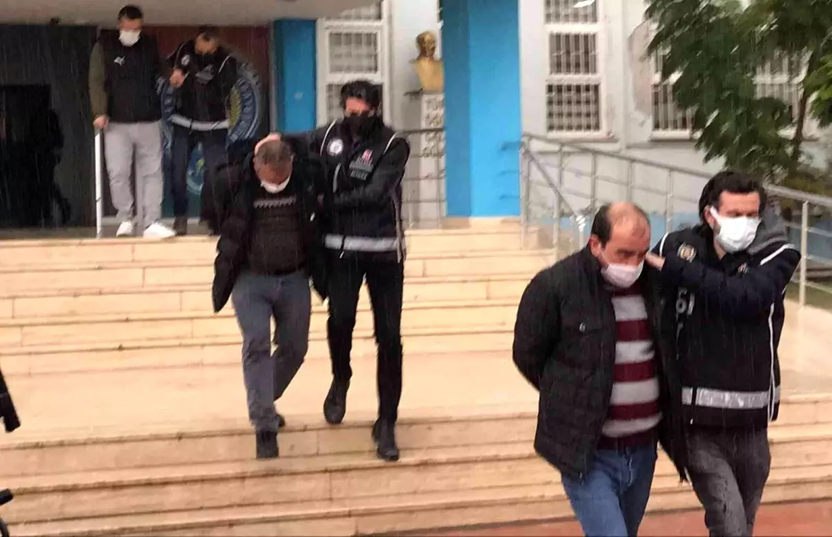 Son dakika! İzmir'de silah kaçakçılığı ve uyuşturucu operasyonu: 3 ... Son dakika! İzmir'de silah kaçakçılığı ve uyuşturucu operasyonu: 3 ...